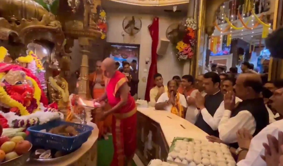 First Darshan Of Bappa Oath Of Deva Bhau Fadnavis Reached Siddhivinayak ...